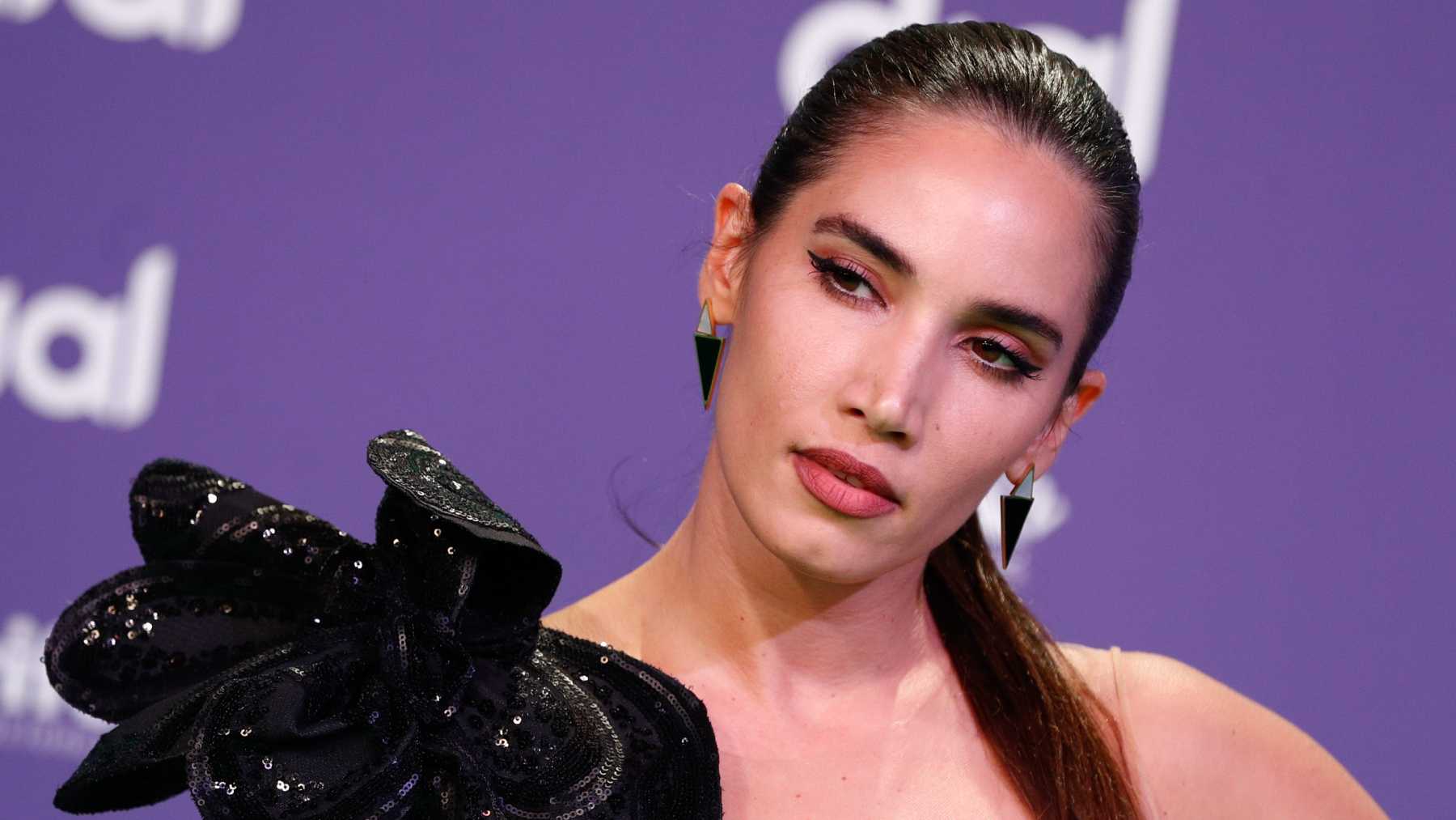 Lluvia de críticas a India Martínez por el beso a una bailarina