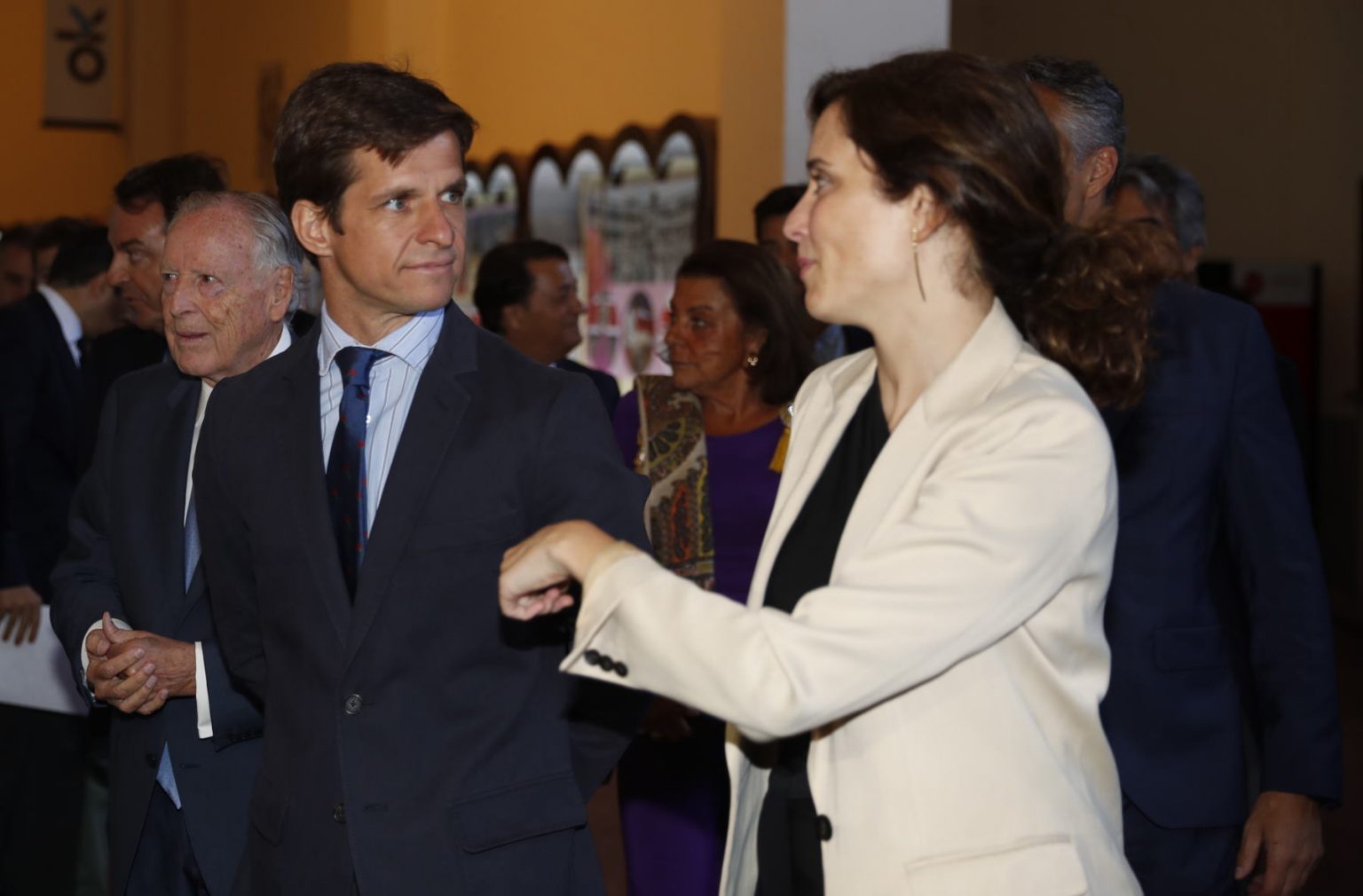 El Juli se despide por la puerta grande brindándole un toro a Ayuso en ...