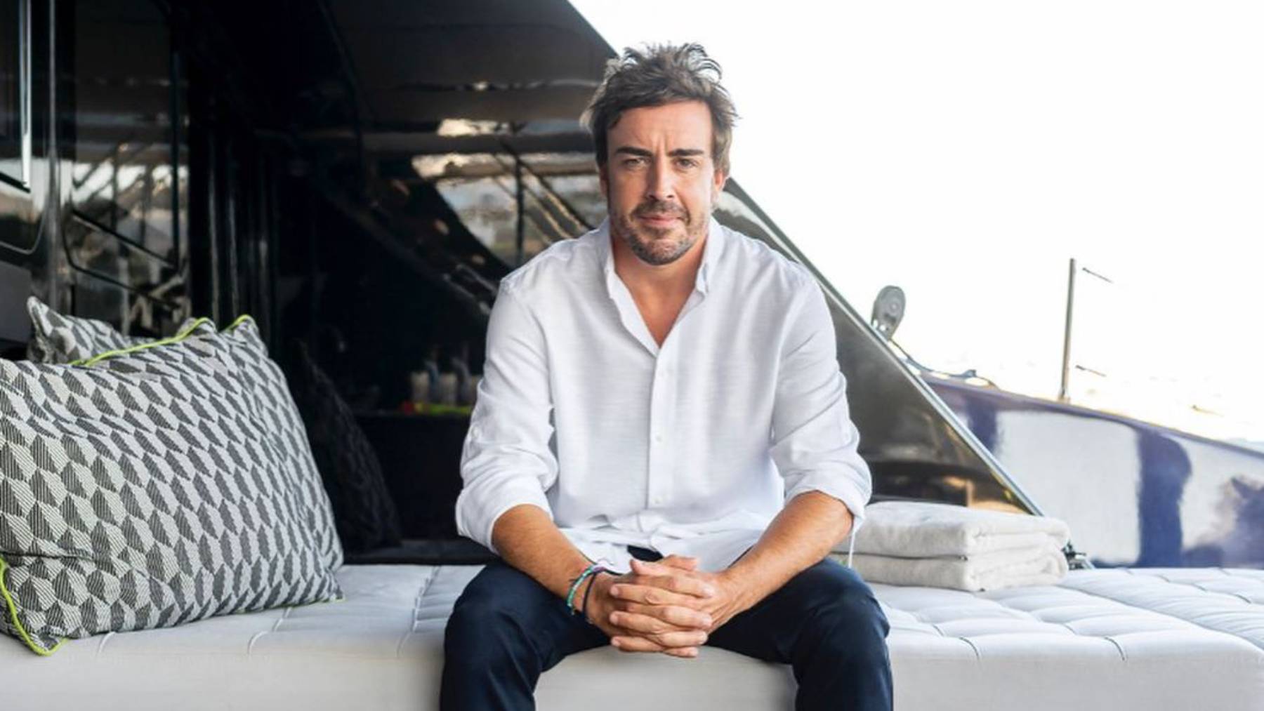 Fernando Alonso presume de lujoso catamarán ecológico