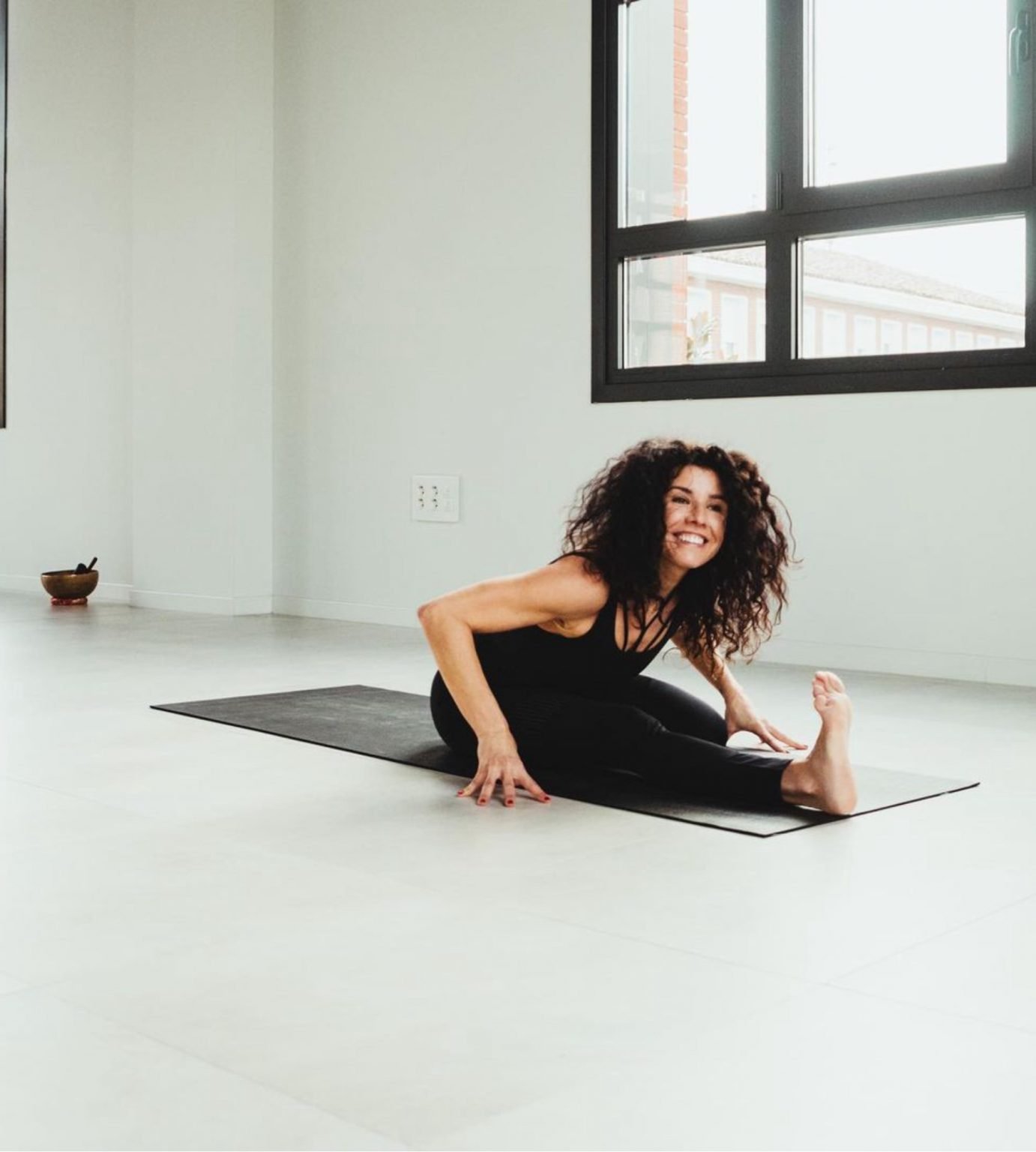 Imanol Arias y su revelador paseo de la mano con una instructora de yoga