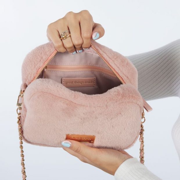 Llega a Gioseppo el bolso bandolera de pelo que está de moda