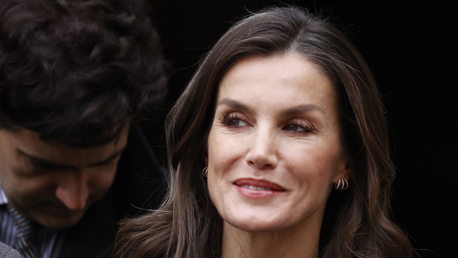 Letizia con mocasines track y abrigo de cuero, tendencia influencer