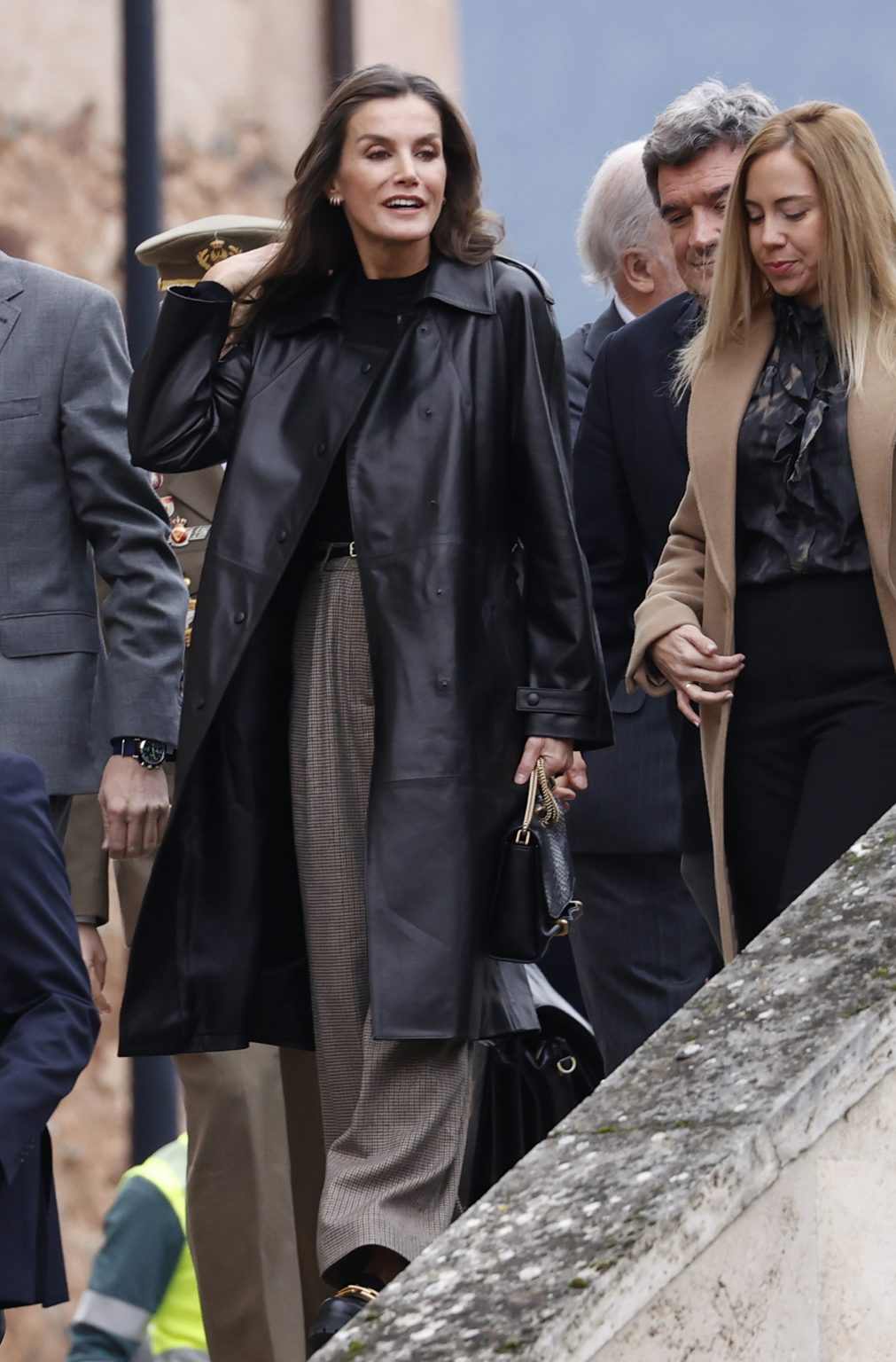 Letizia con mocasines track y abrigo de cuero, tendencia influencer