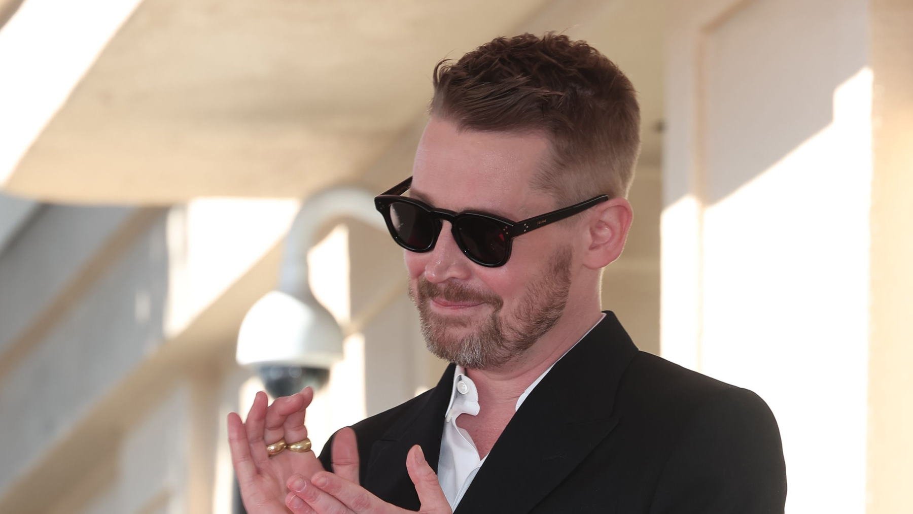 Macaulay Culkin se reencuentra con su madre de 'Solo en casa' para ...