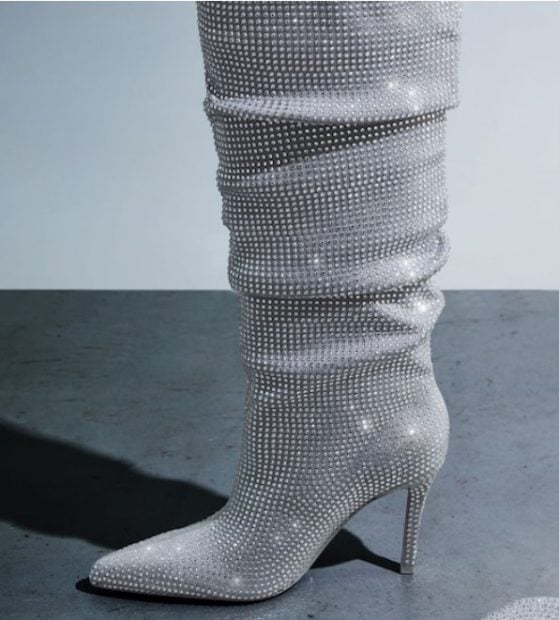 Bershka tiene las botas altas plateadas de tacón fino para combinar con ...