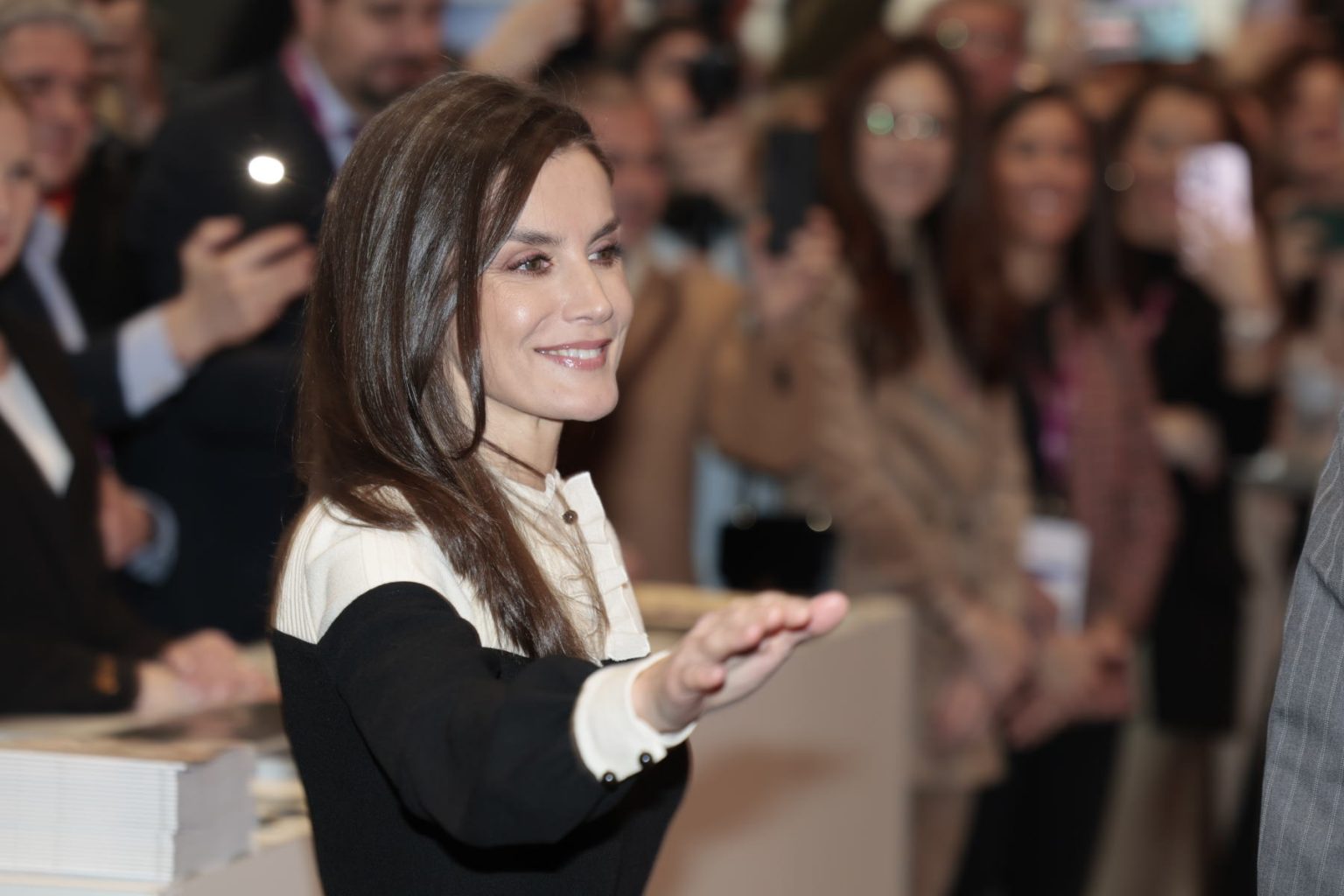 Los Reyes Felipe Y Letizia Muestran Su Faceta Más Amable Y Cercana En Un Cine De Madrid