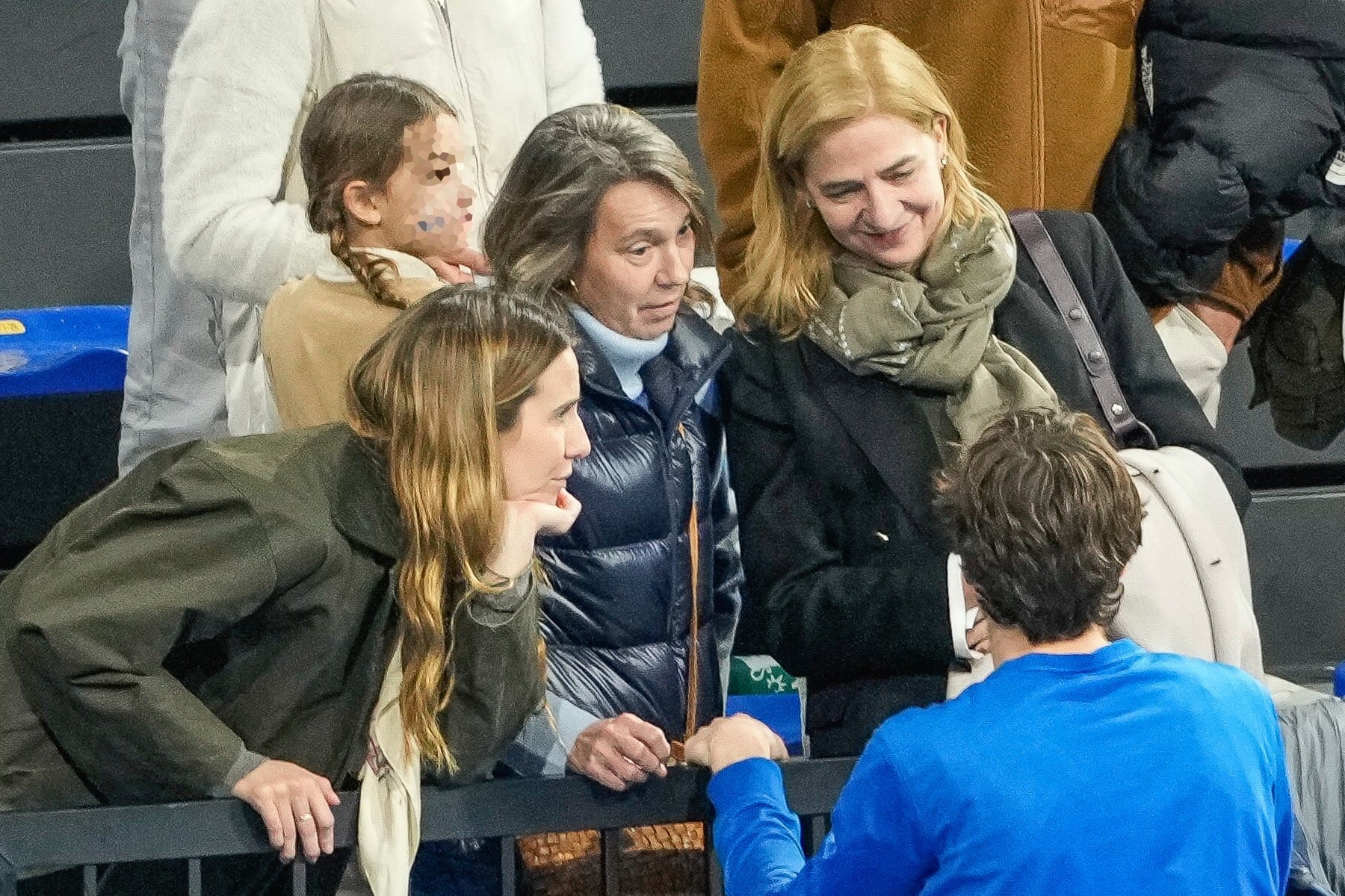 La infanta Cristina, fan incondicional de su hijo en compañía de su nuera