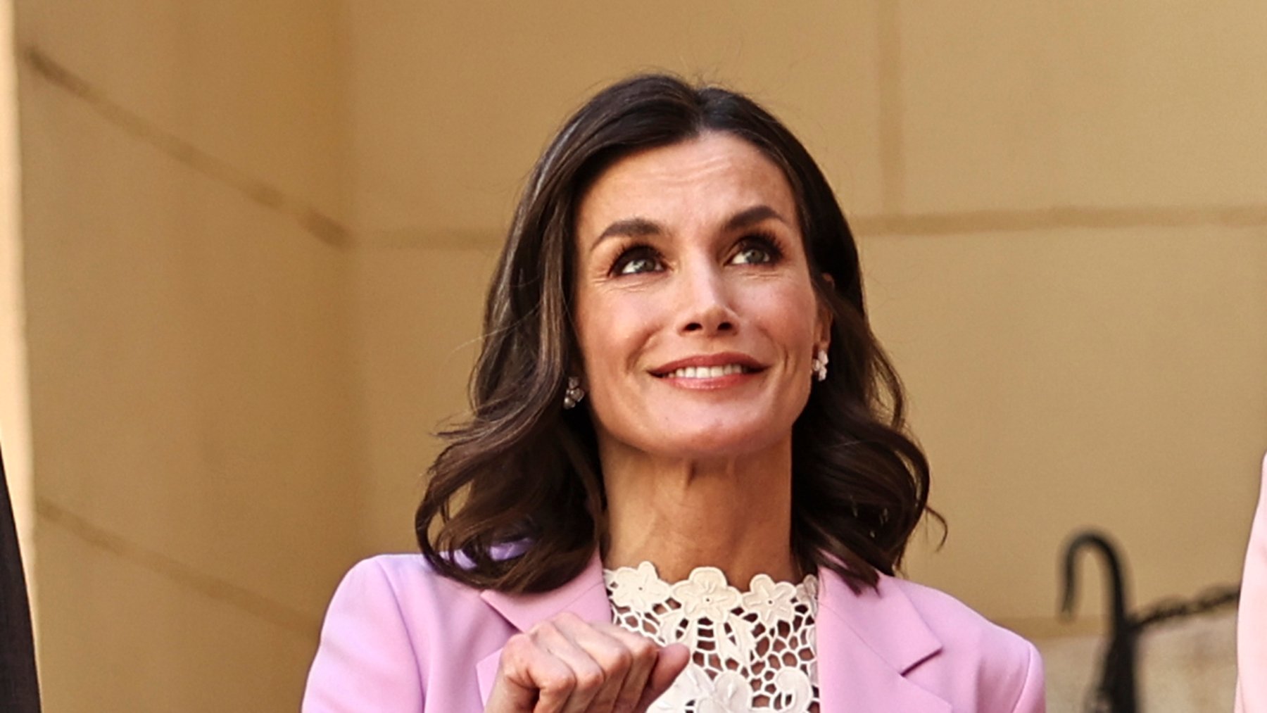 La Reina Letizia apuesta por su versión más romántica con un traje rosa