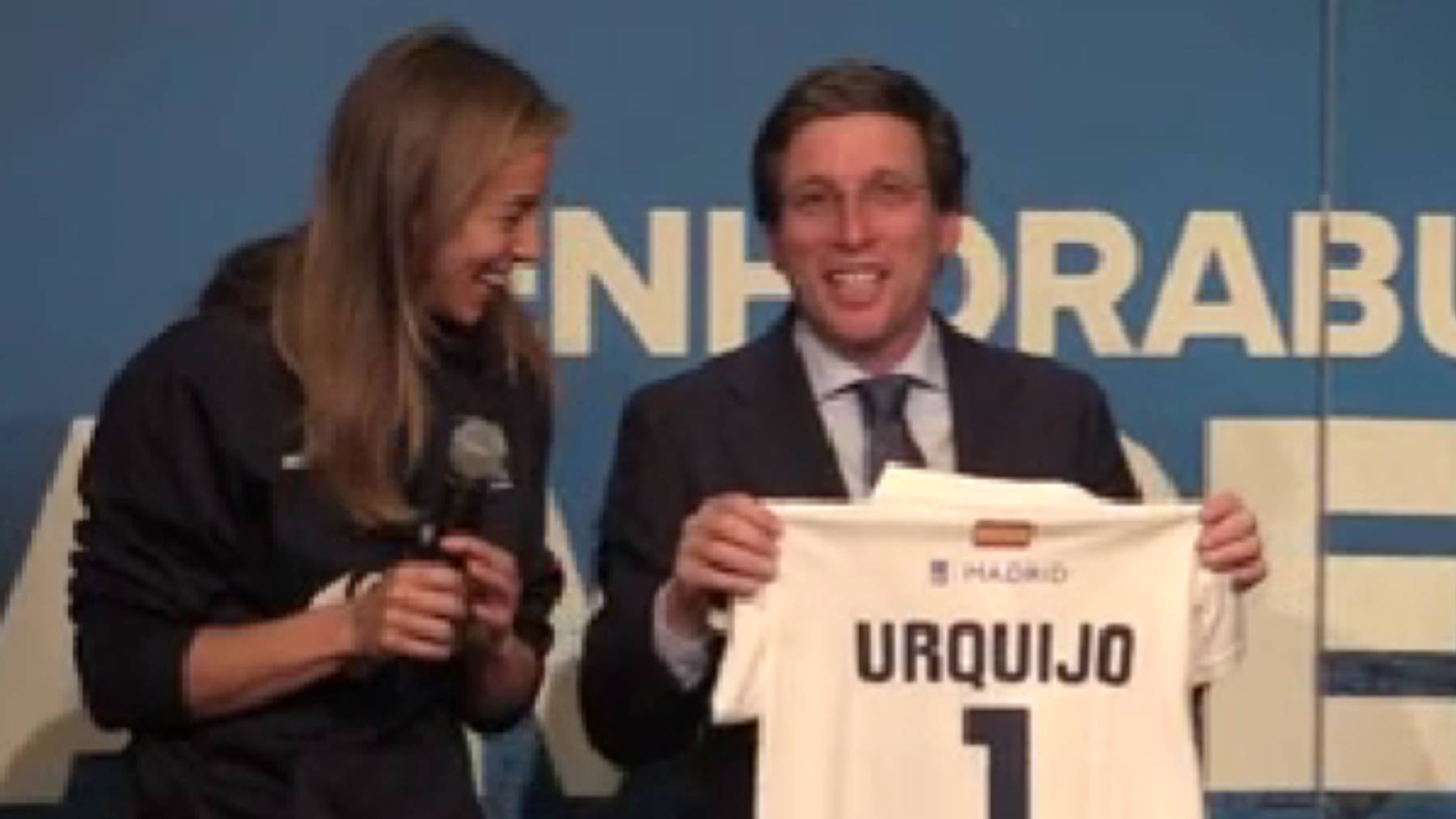 La camiseta para Teresa Urquijo que le han regalado a Martínez-Almeida