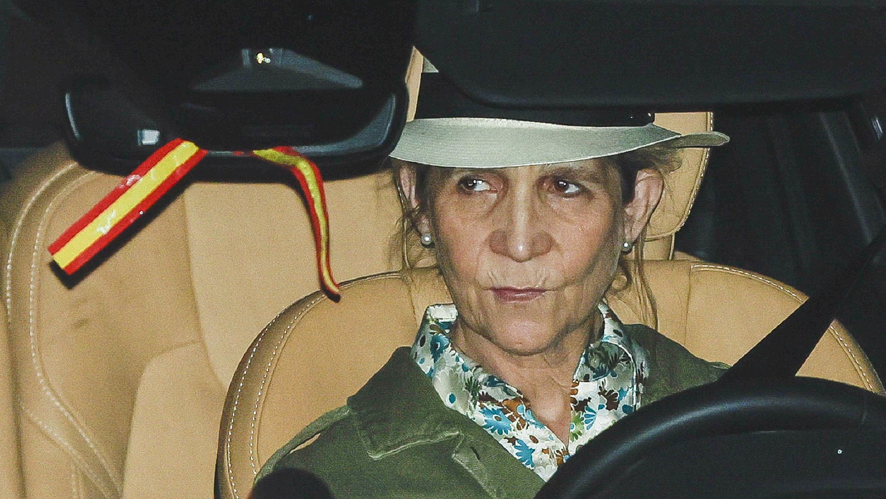 El relevo de la infanta Elena a los Reyes en la visita a la Reina Sofía