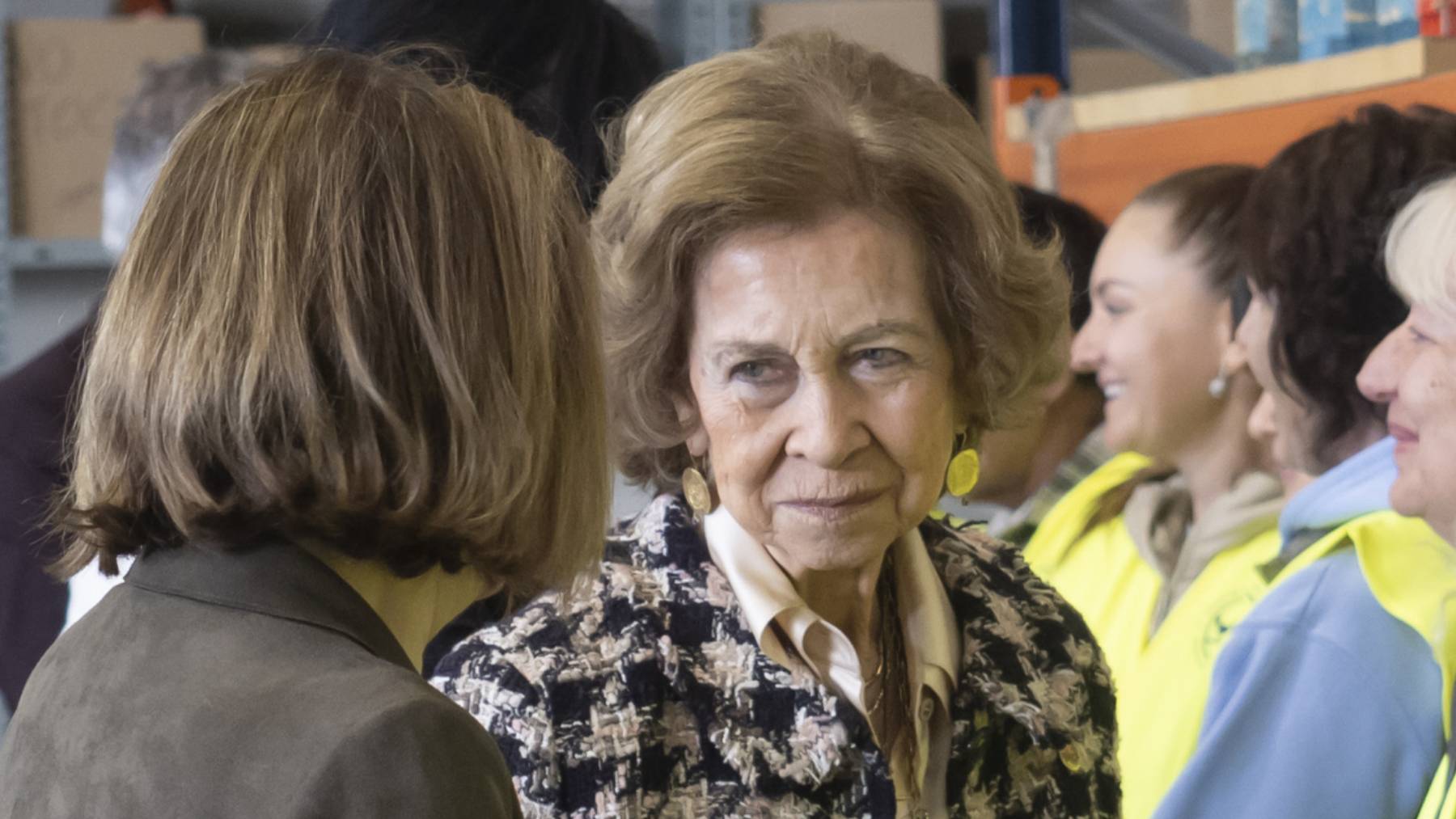 La Reina Sofía, recibida entre aplausos en su visita al Banco de ...