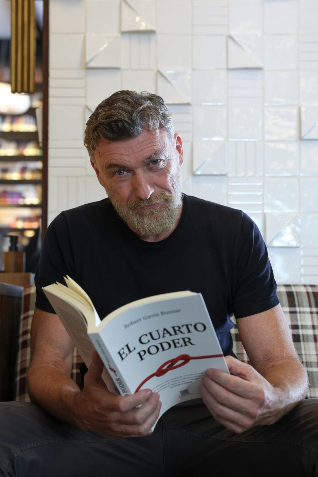 El cuñado de la Reina, Robert Gavin Bonnar, publica 'El cuarto poder'