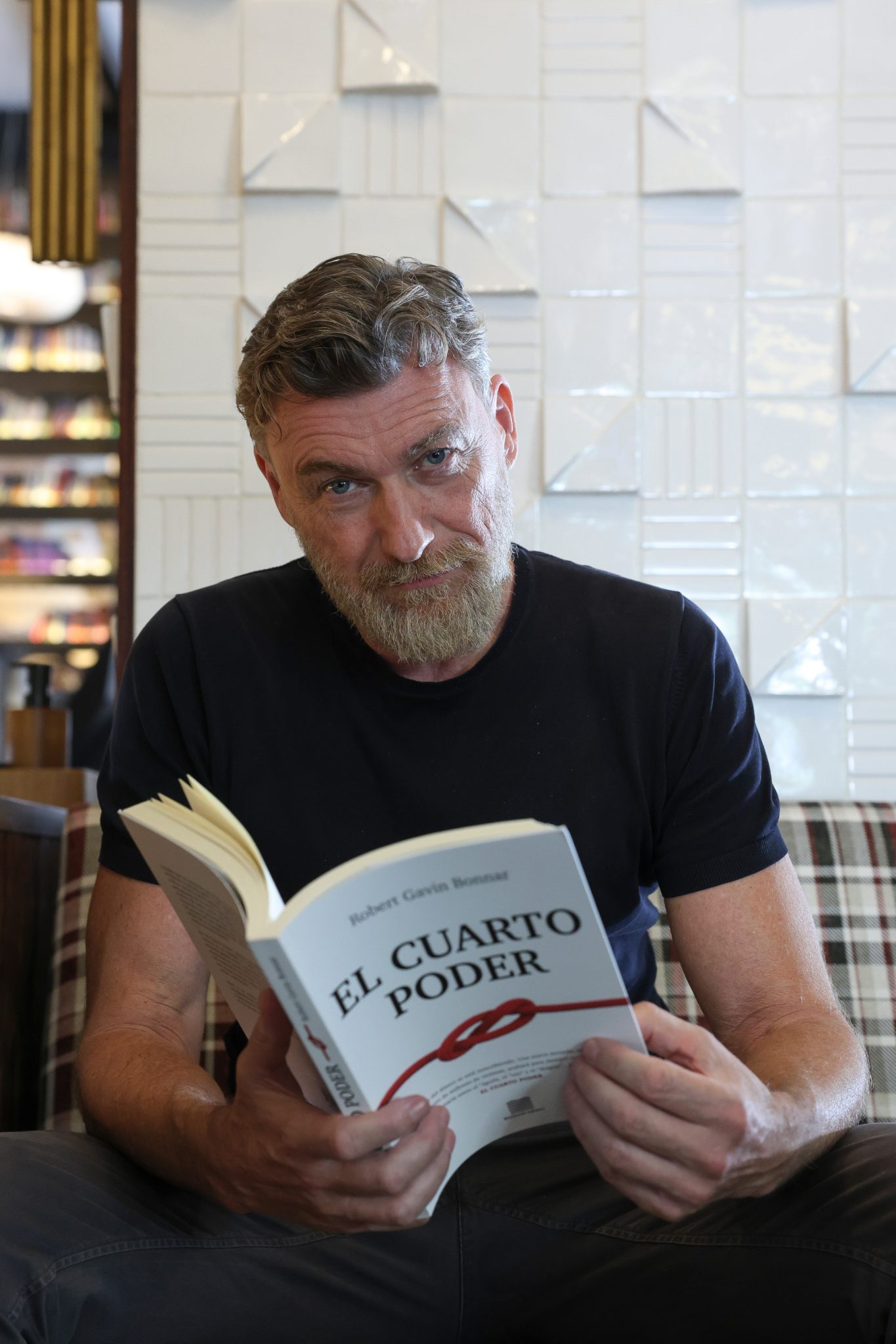 El cuñado de la Reina, Robert Gavin Bonnar, publica 'El cuarto poder'