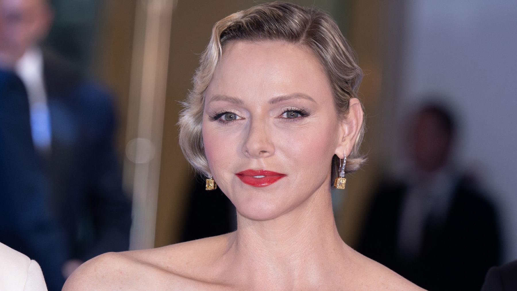 Los pendientes de 1.5 millones de euros que han eclipsado el look de la ...