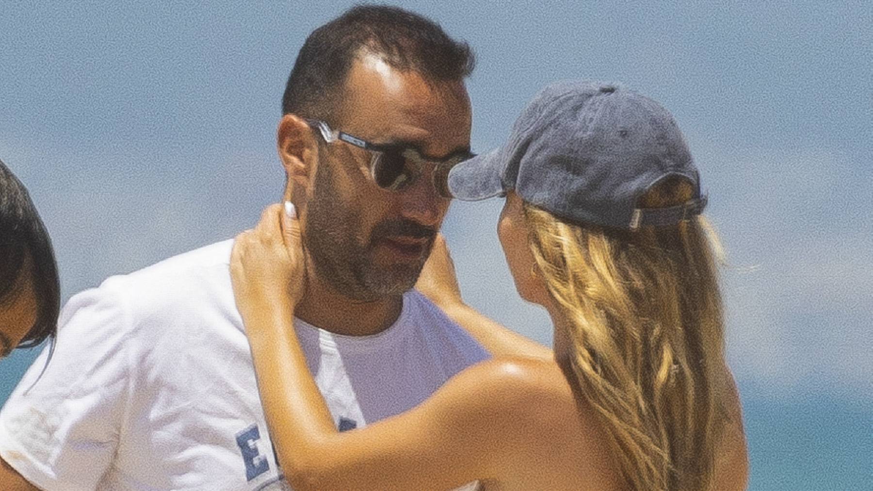 Juanma Castaño libera la tensión junto a Helena Condis a pie de playa