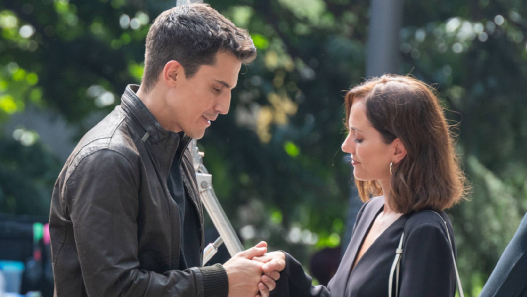 La visible química entre Álex González y Silvia Alonso, novia de Broncano