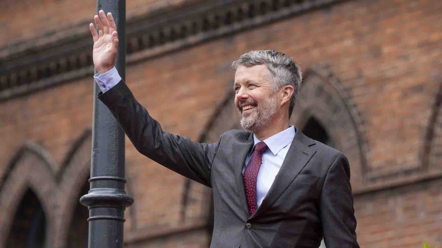 El viaje del rey Federico de Dinamarca tras el ingreso de su madre