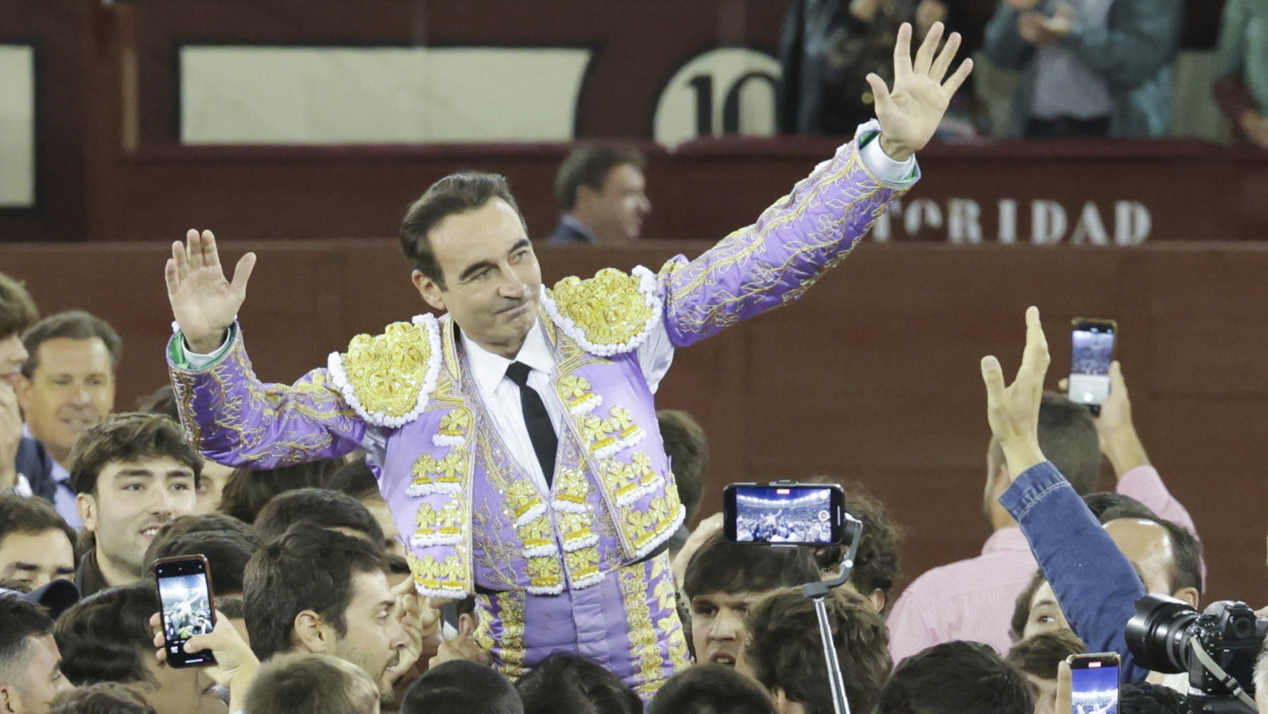 Enrique Ponce dice adiós a Las Ventas rodeado de famosos: de Ana Soria ...