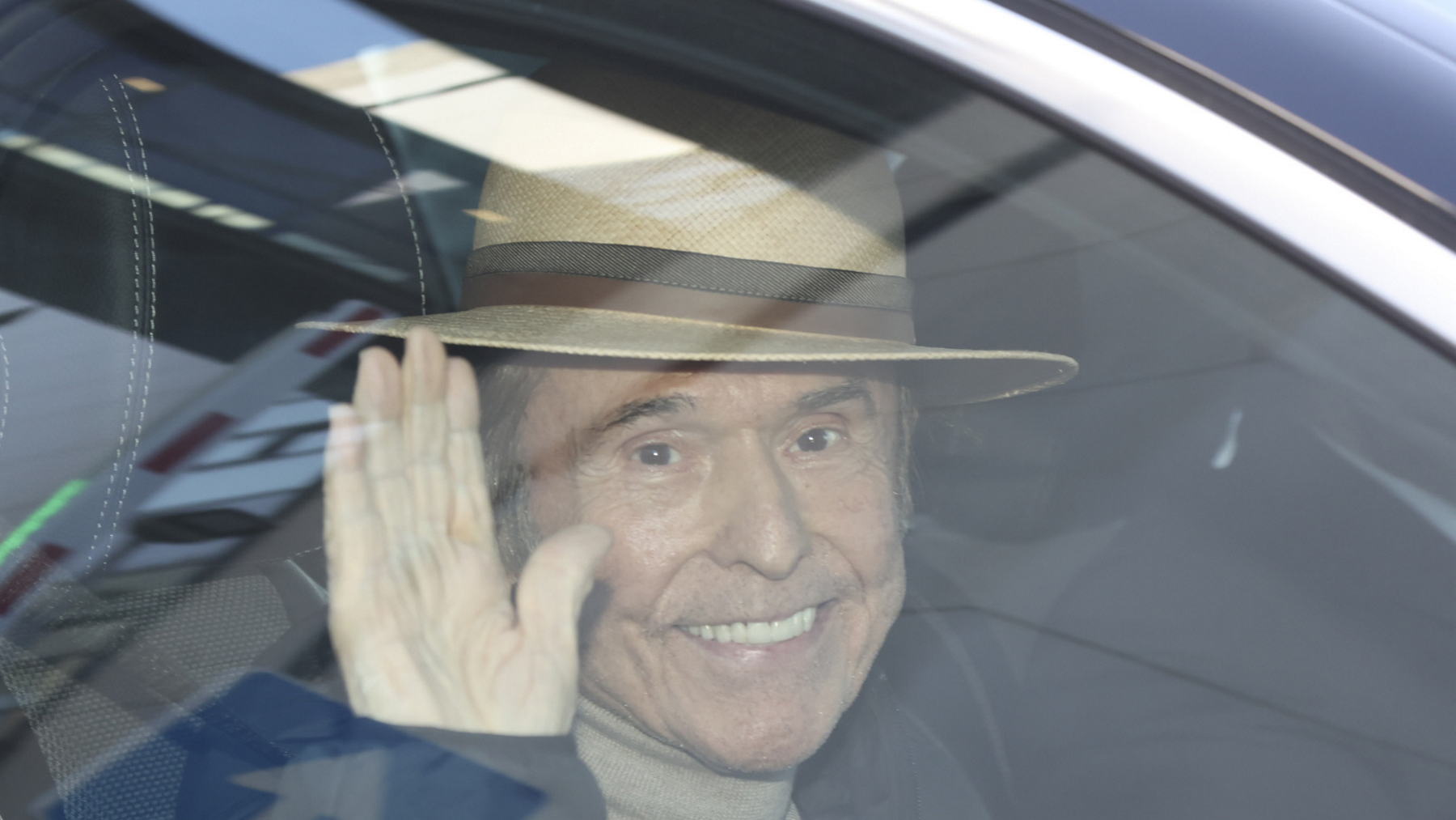 El cantante Raphael recibe el alta hospitalaria rodeado de toda su familia