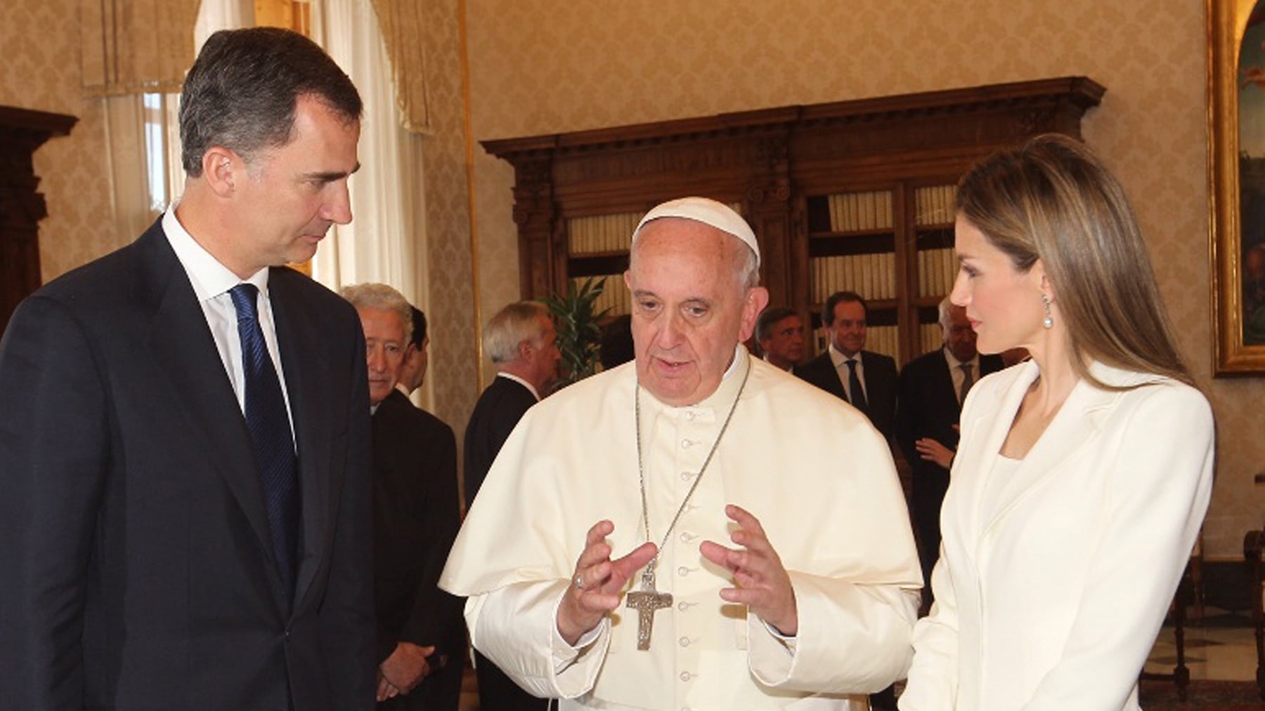 Don Felipe y doña Letizia retocan su agenda tras la muerte del Papa