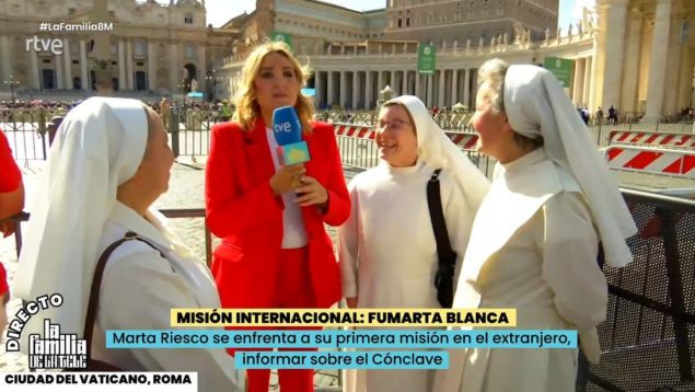 Marta Riesco en El Vaticano con un micrófono de TVE: la gota que ha colmado el vaso