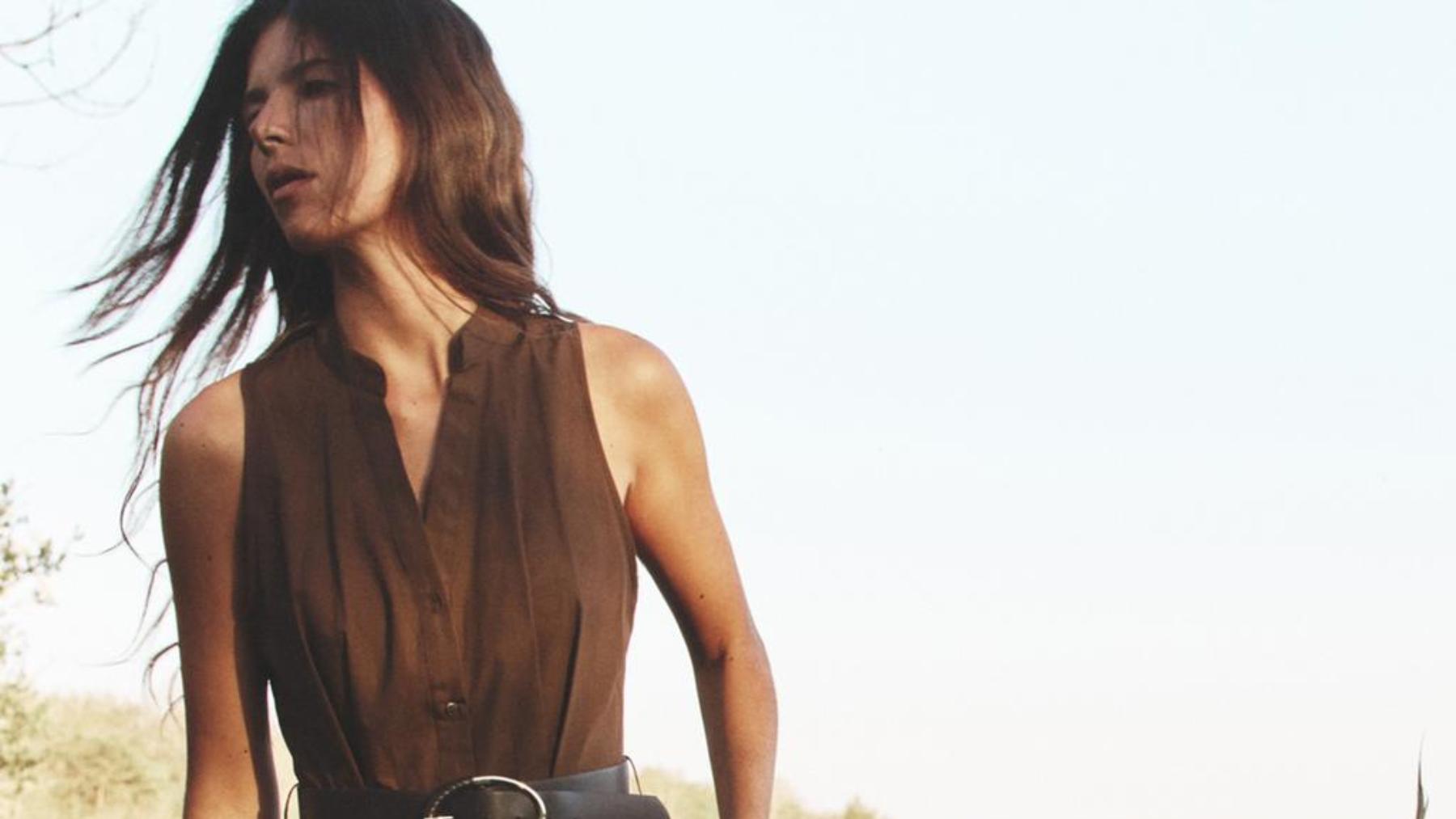 Zara tiene el vestido efecto tipazo que obsesiona a las que más saben de moda: sienta bien a ...