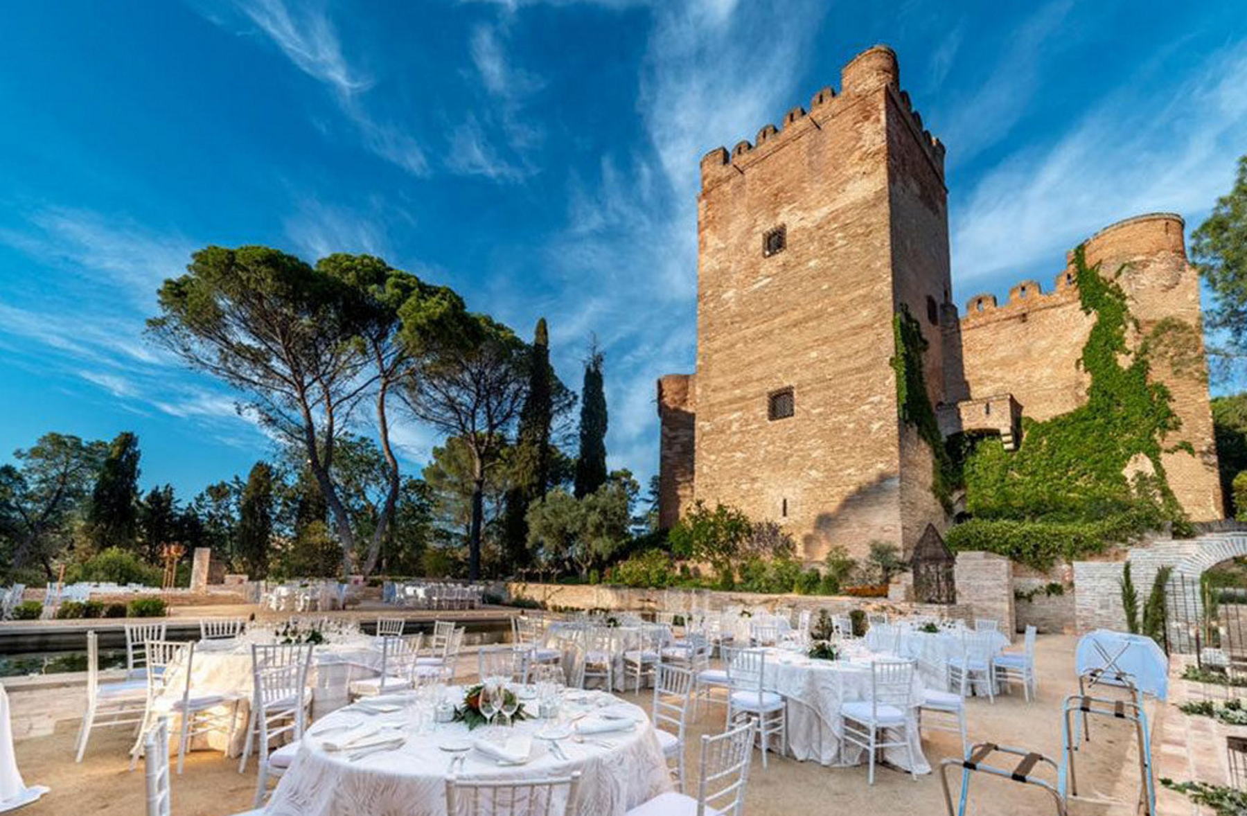 Entramos en el castillo donde se casan Jaime Lorente y Marta Goenaga y descubrimos sus secretos