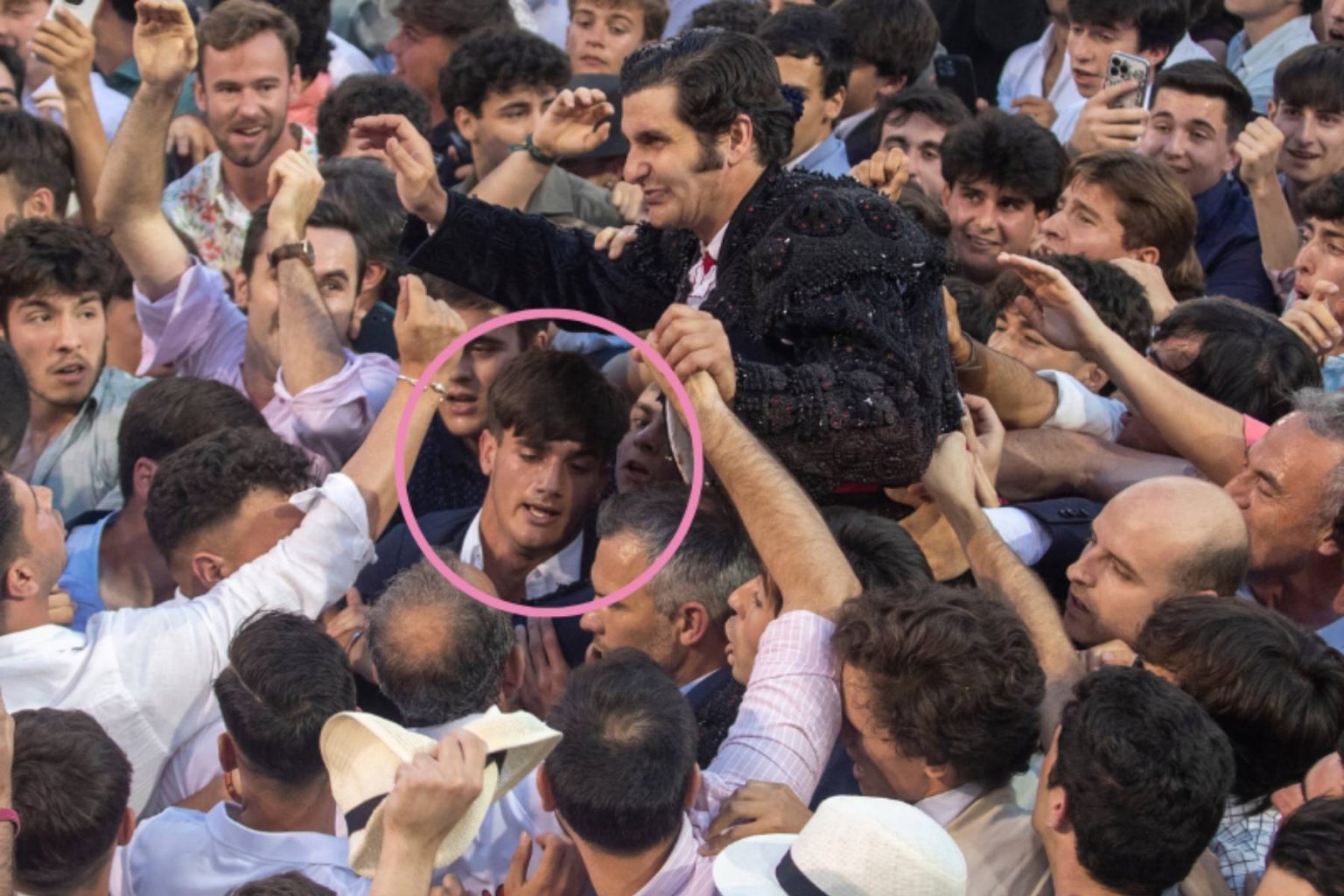 Morante Jr. lleva a su padre a hombros, desde Las Ventas hasta el ...