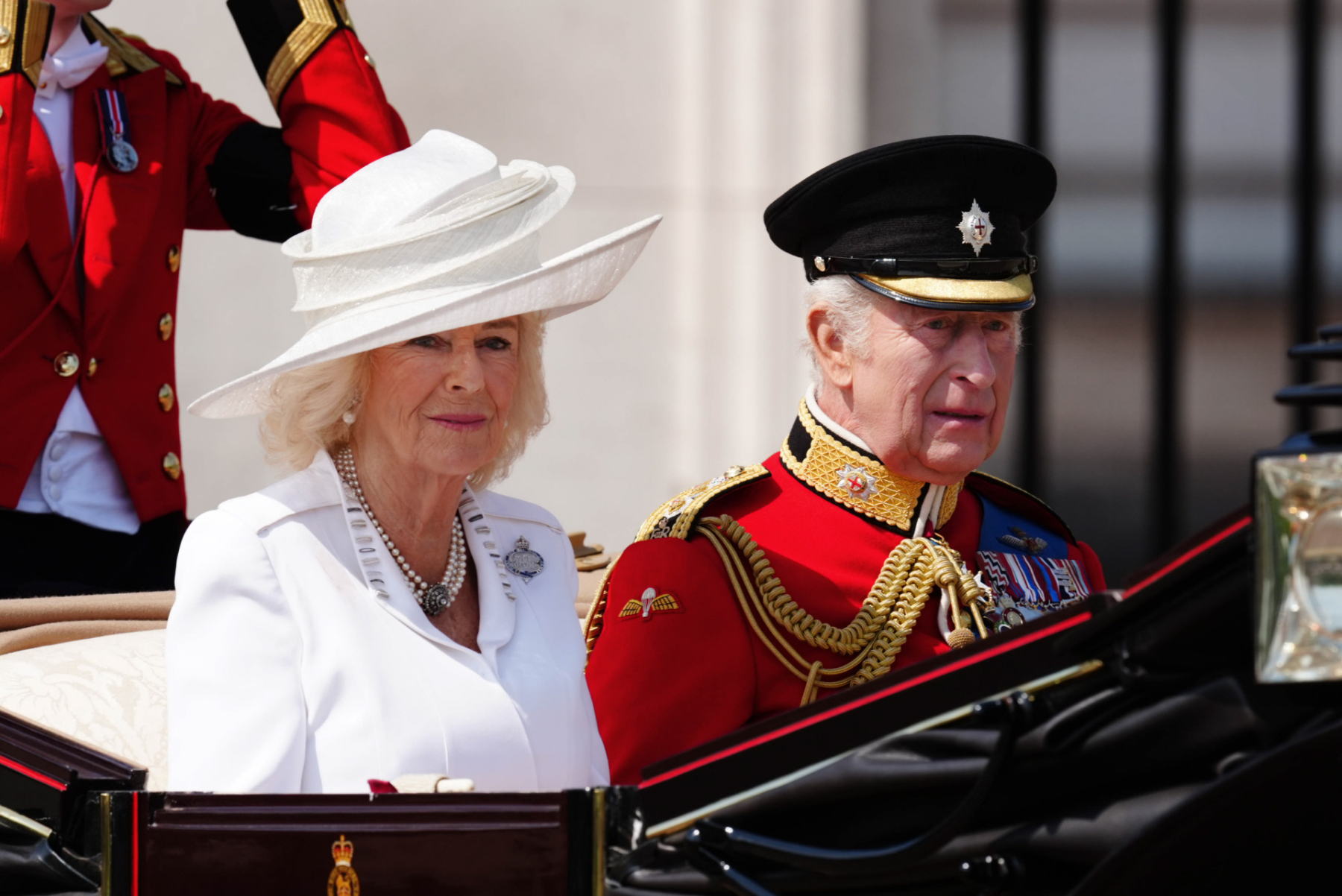 Los reyes Carlos y Camila, pura emoción tras romper la tradición en ...