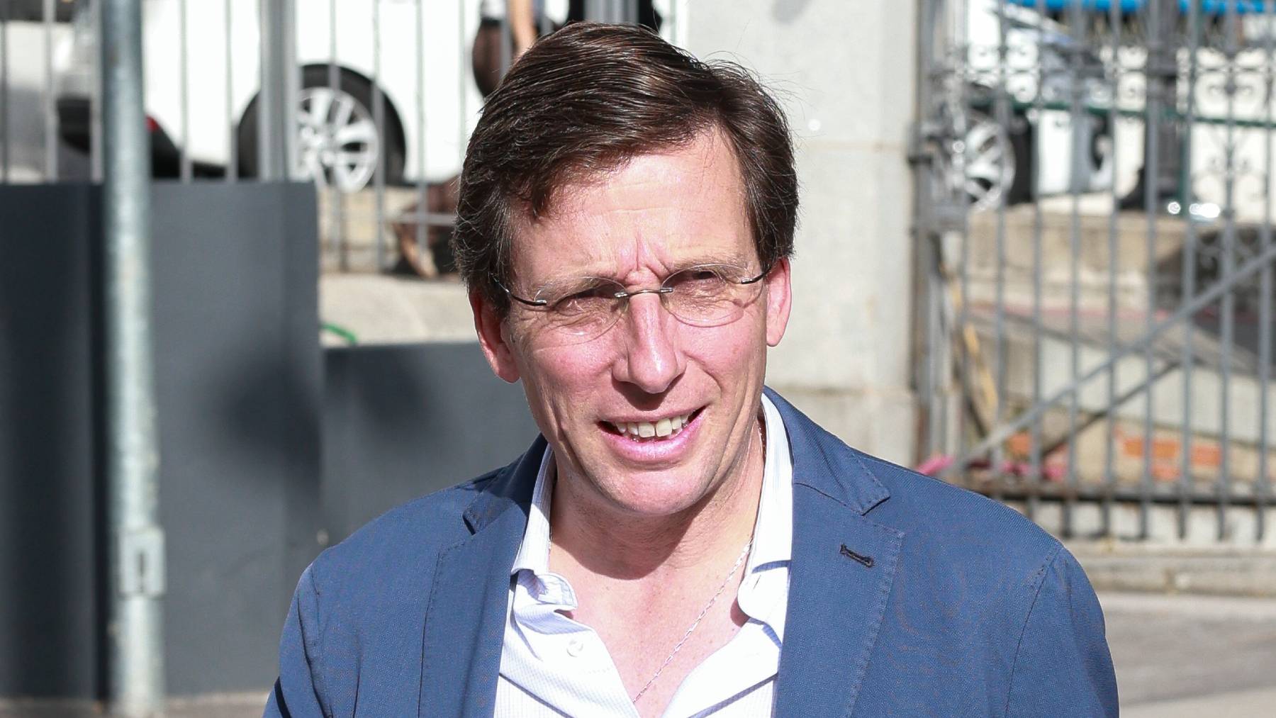 El alcalde Almeida abandona el hospital, rumbo al ayuntamiento, a la ...