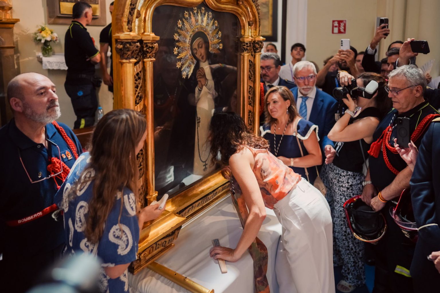 Isabel Díaz Ayuso aparece en el Día de la Paloma y luce un look ...