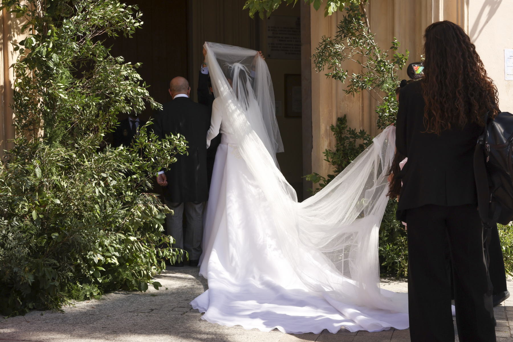 El vestido de novia de Bárbara Mirjan y el discreto homenaje bordado a ...