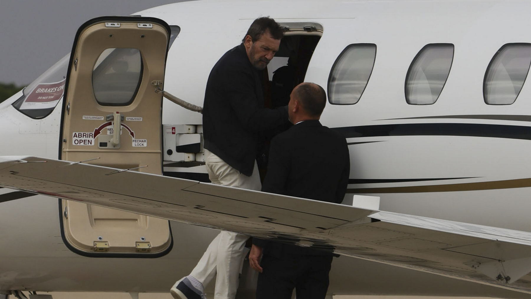 Antonio Banderas abandona Valladolid tras filtrarse las fotos privadas de la boda de su hija