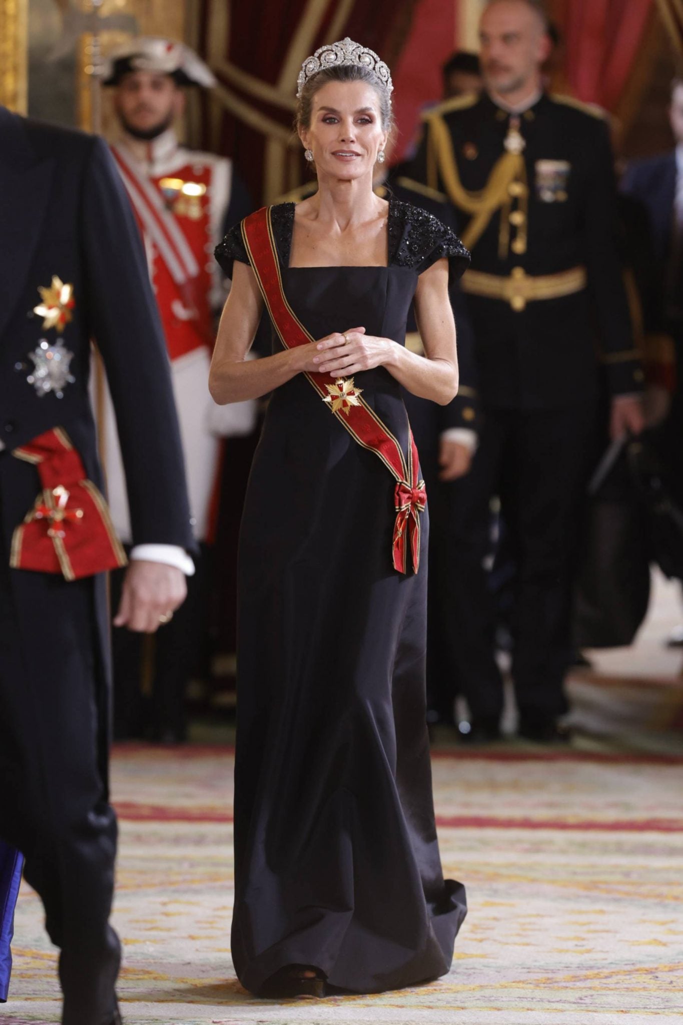Letizia reina en el Palacio Real: vestido negro, tiara Cartier y una ...