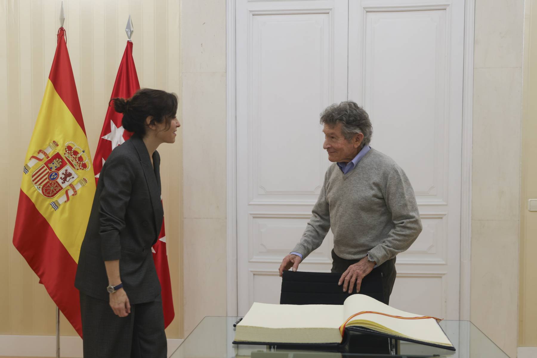 Ayuso y su outfit de autoridad al recibir a Soria, el alpinista que ...