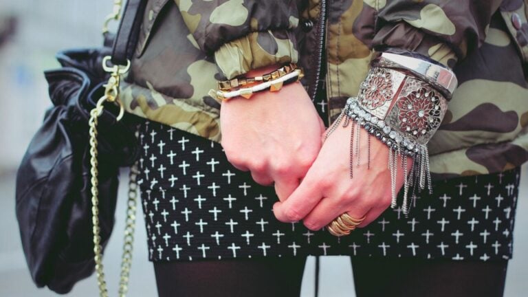 What does it mean to wear many bracelets, according to psychology?