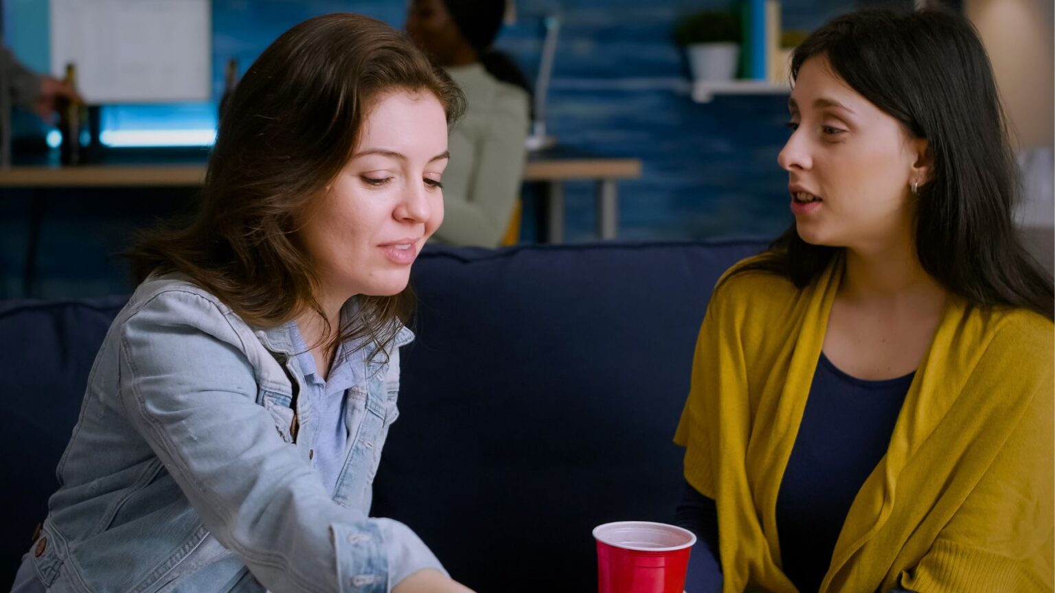 What does it mean to lean your body forward when talking to someone ...