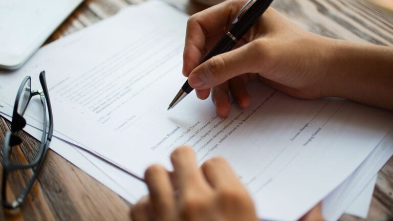 The meaning of writing only the initials in a signature, according to ...