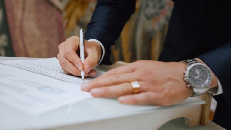 What does it mean to sign with capital letters, according to psychology?