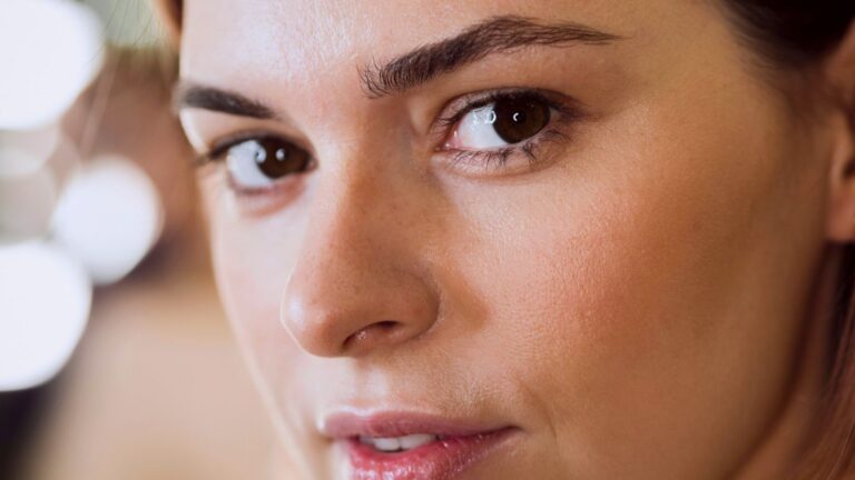 What does it mean to raise one eyebrow while talking, according to body ...