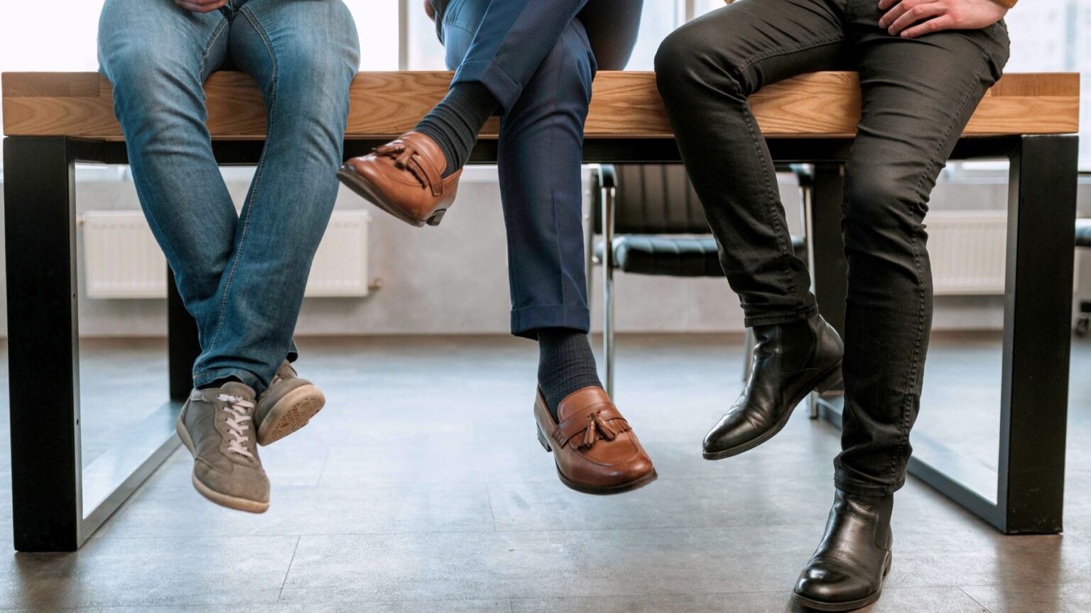 What does it mean when someone subtly points their feet toward you in a ...