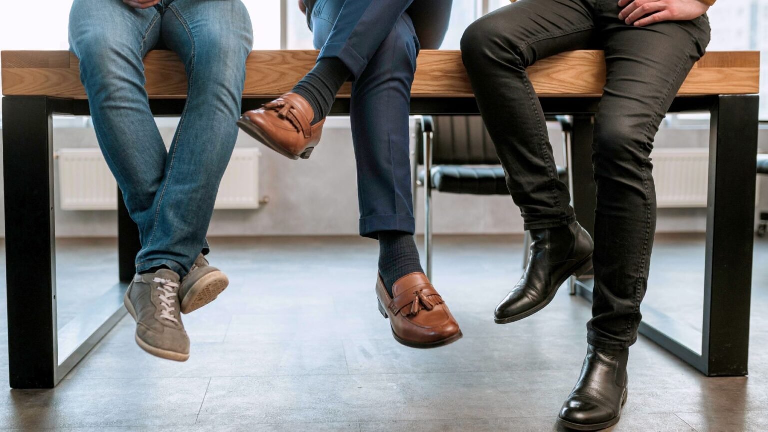 What does it mean when someone subtly points their feet toward you in a ...