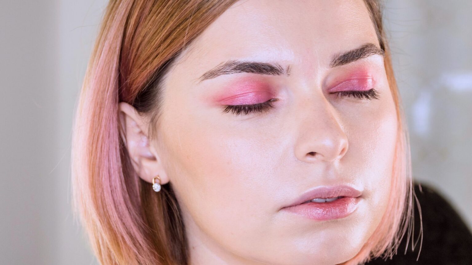 Beauty influencer Kat James shares her foolproof eyeshadow routine to ...