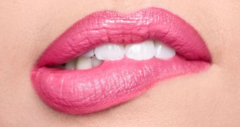 ¿Qué significa hacer gestos con los labios, según la psicología ...