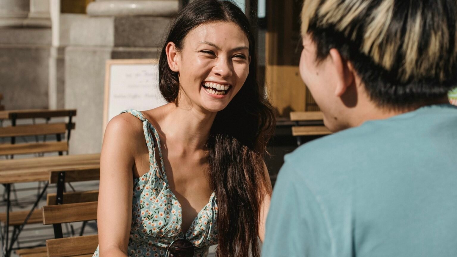 ¿Qué significa inclinar la cabeza hacia un lado mientras escuchas ...