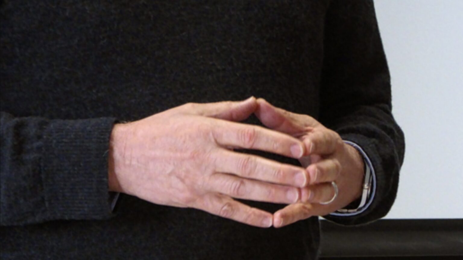 ¿Qué significa hacer un triángulo con las manos al hablar con otra ...