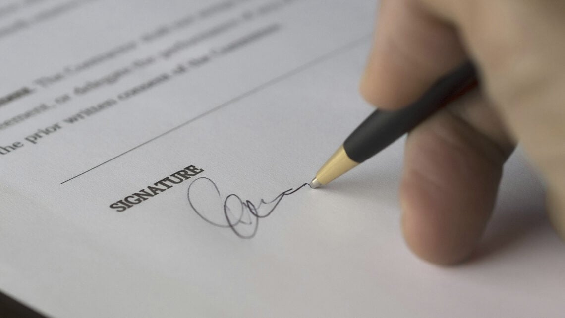 ¿Qué significa firmar con letras mayúsculas, según la psicología ...