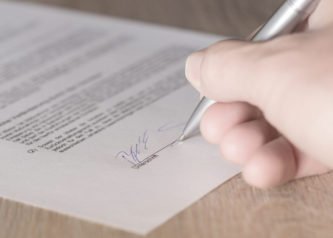 ¿Qué significa el gesto de entrelazar los dedos mientras hablas con ...