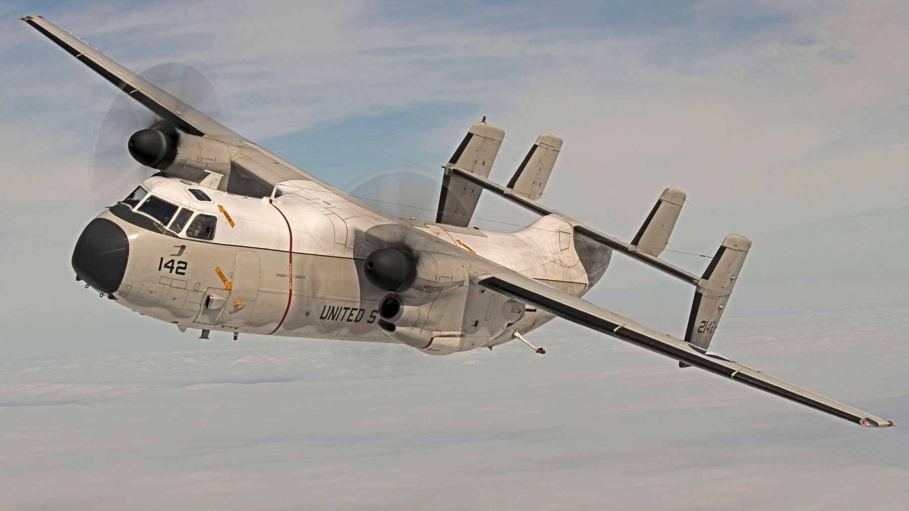 The C-2 Greyhound stops in 2 seconds on an aircraft carrier, carrying ...