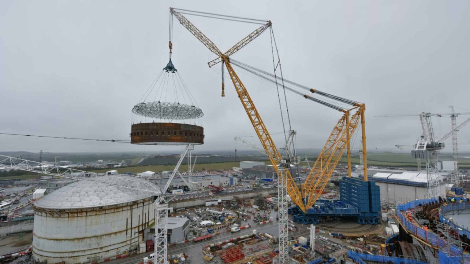 The world’s largest crane lifts a 500-ton nuclear reactor into place ...